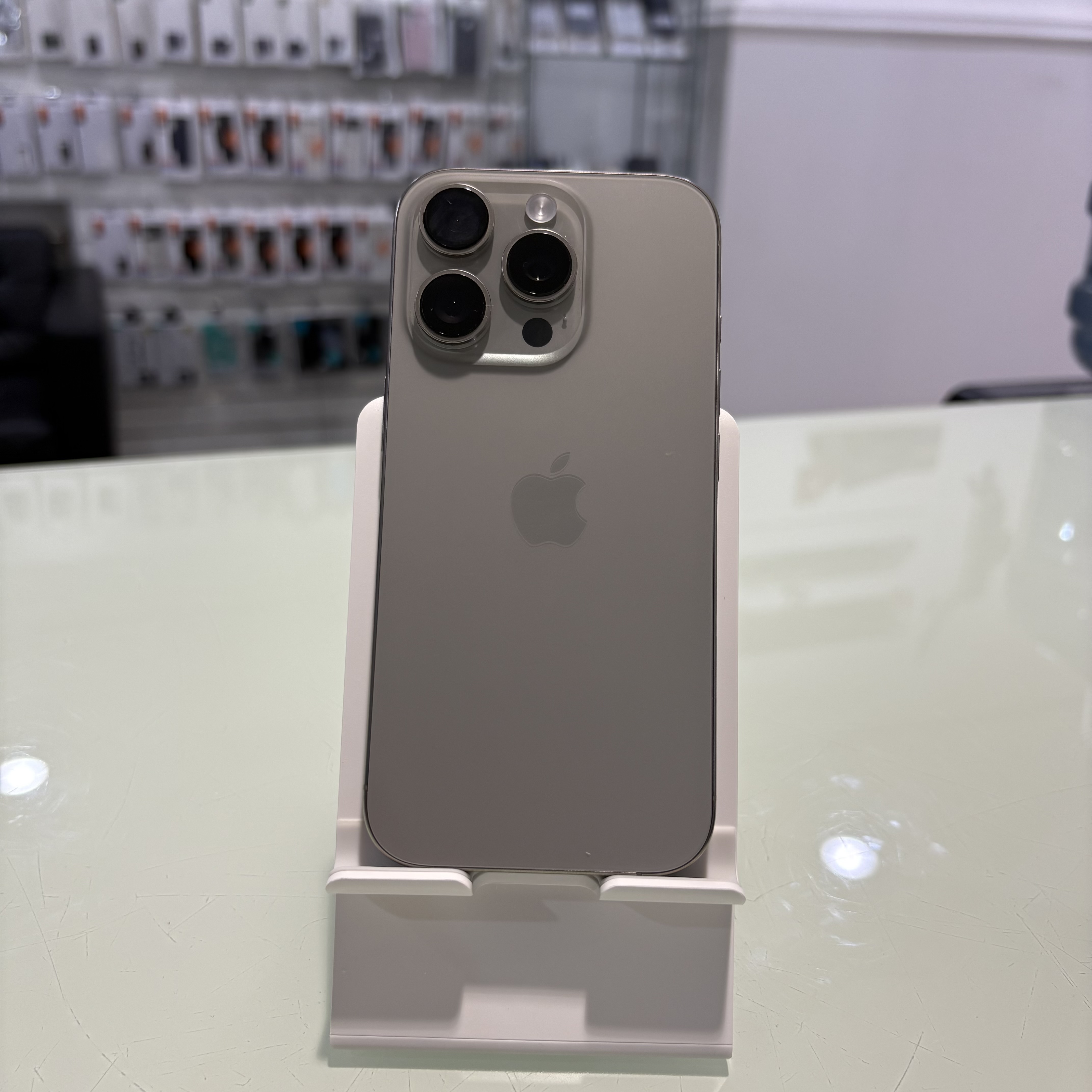 Apple iPhone 16 Pro - 128 GB - Desert Titanium (250)